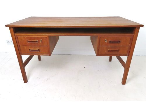 Smart and Sophisticated Vintage Desks | Vinterior